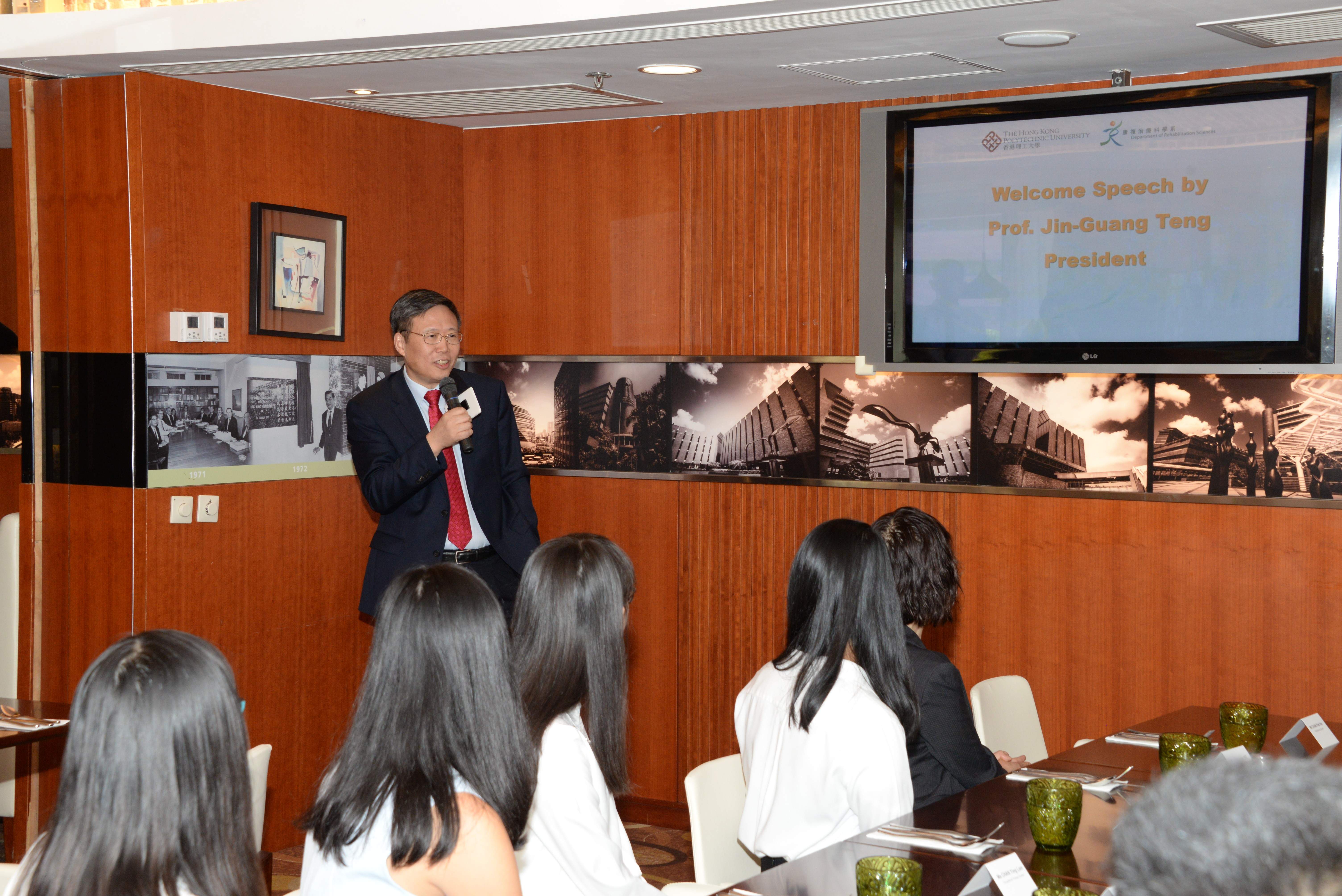 President Teng and Dr Miranda Lou met with RS High-Flyer students ...